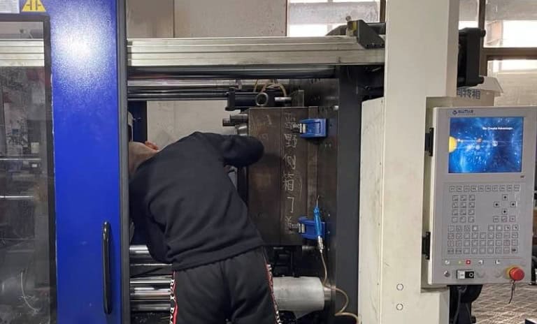 Plastic injection factory: How does it work ? - AGC